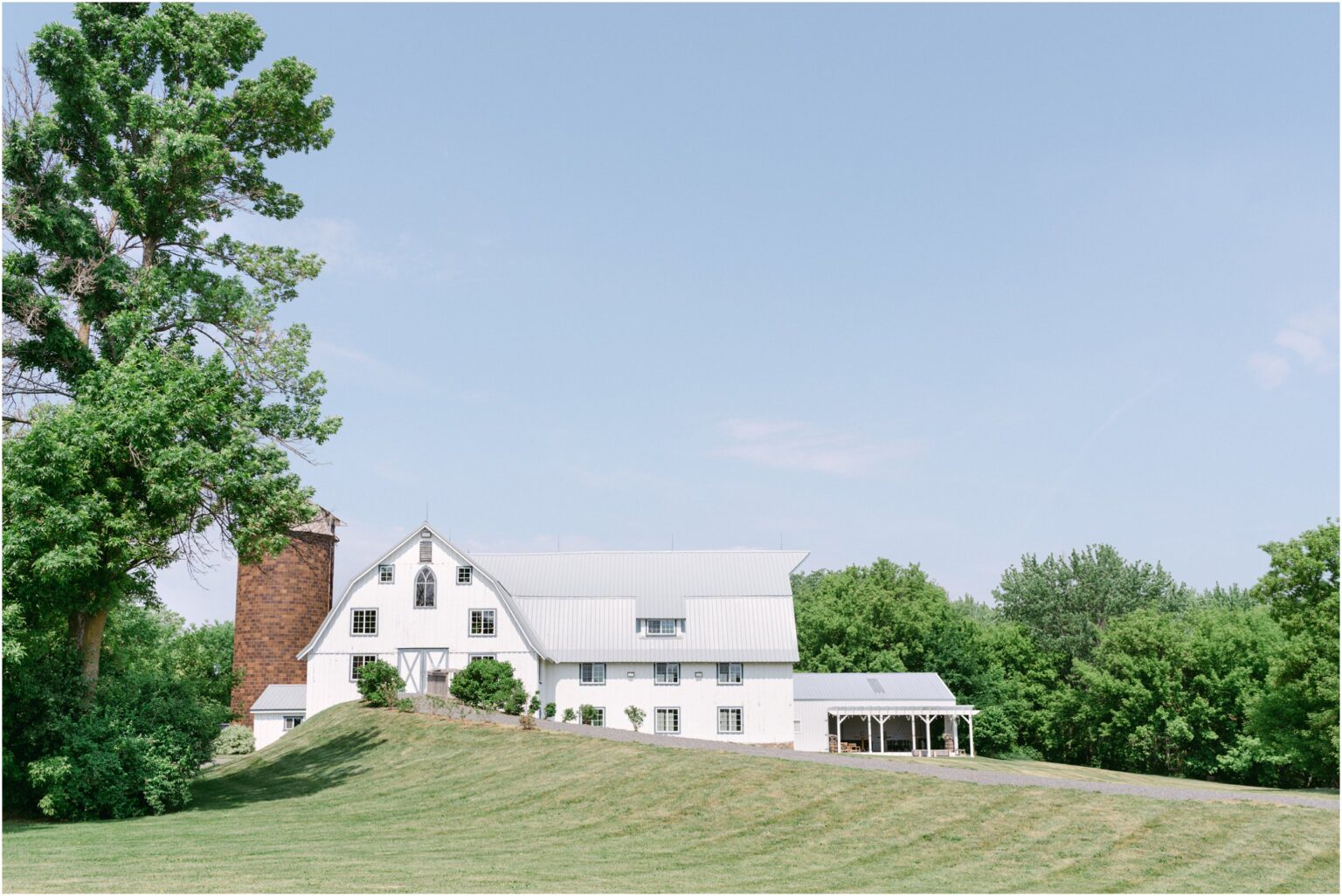 Bloom Lake Barn Wedding | Lydia & Joey - jennifersandersphotography.com